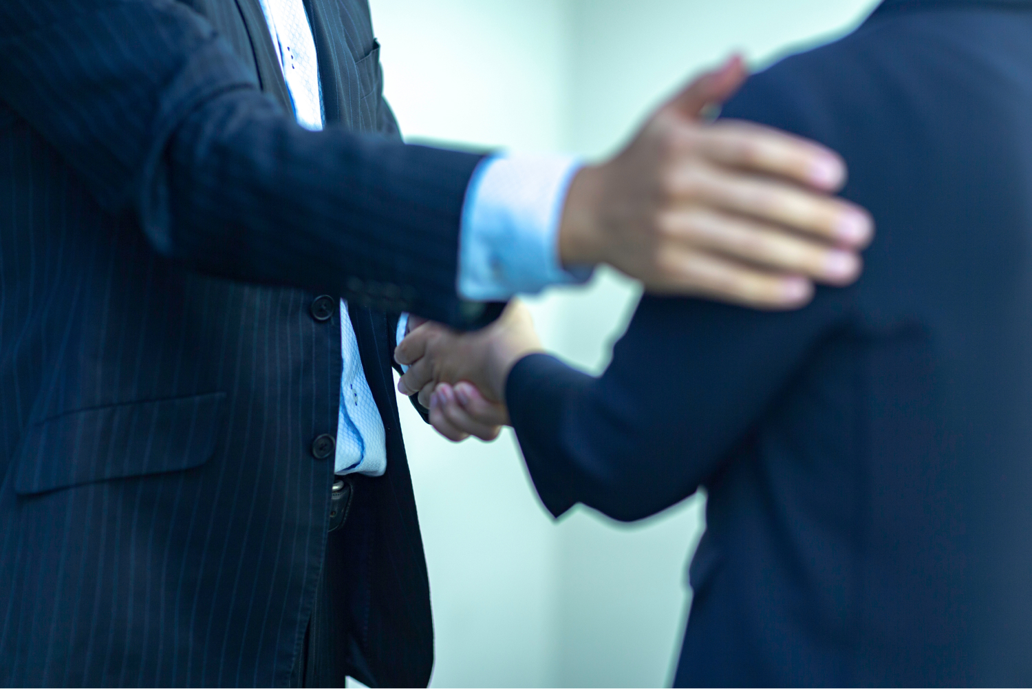 OJTとは？意味やOFF-JTとの違い、研修のやり方を解説｜株式会社DYM